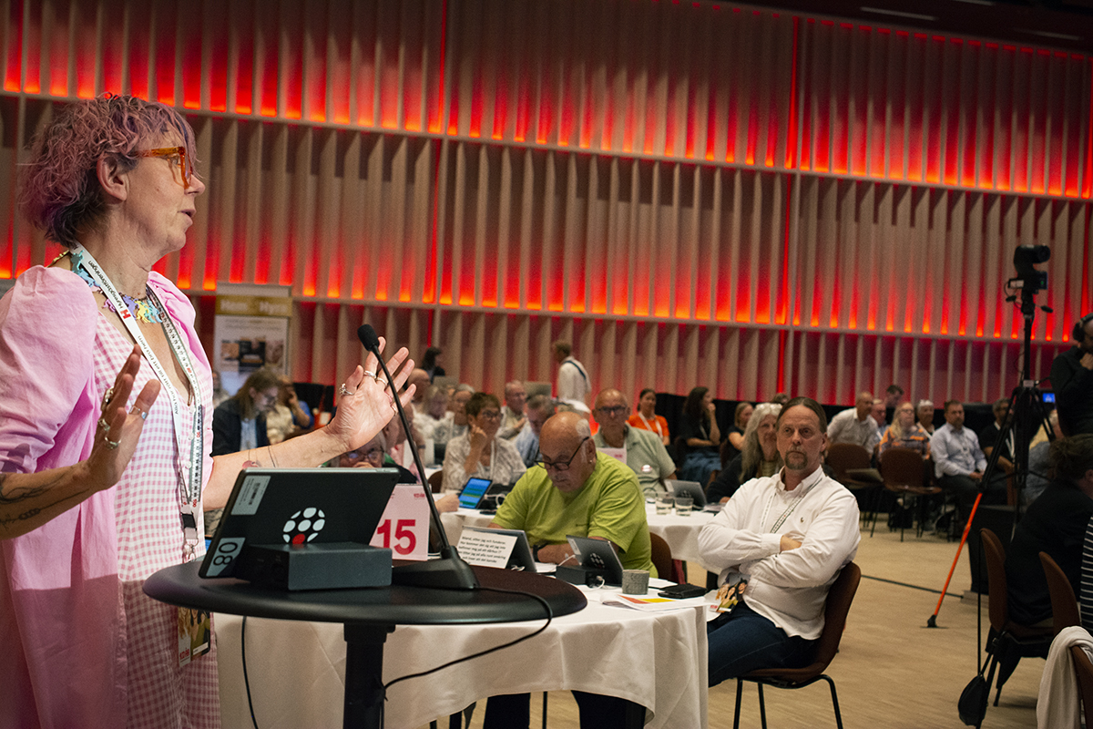 Stående ovationer när Marie Linder valdes om som ordförande - Hem & Hyra