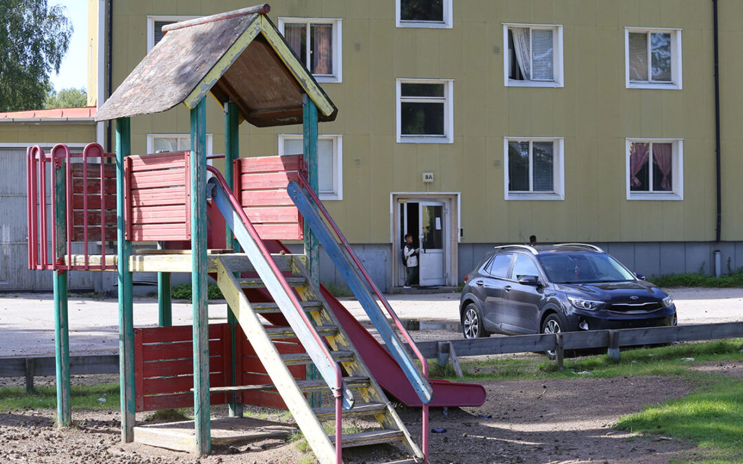 Kackerlackor och slitna trapphus - hit skickar storstadskommunen de ...