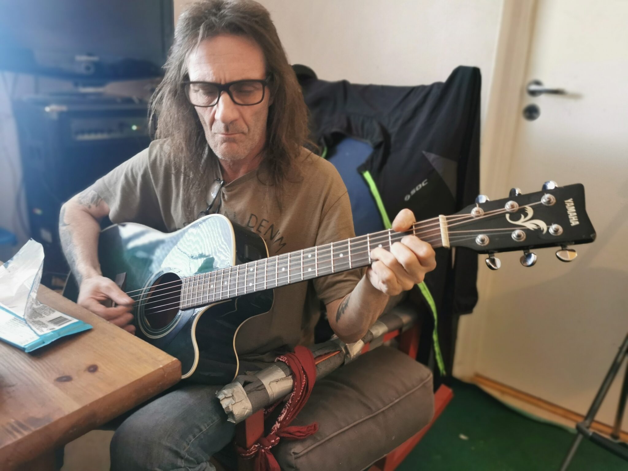 Jonas blev knivskuren i trapphuset – grannen bor kvar ett halvår senare ...