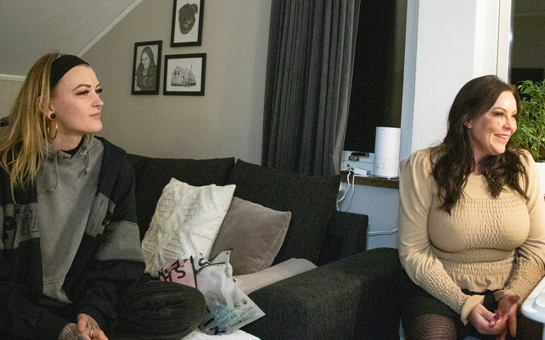 Säljer nakenbilder på nätet – Anja och Kammi har lägenheterna som studio: "Grannarna har inte ...