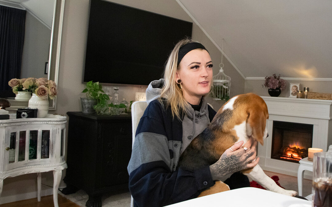 Säljer nakenbilder på nätet – Anja och Kammi har lägenheterna som studio: "Grannarna har inte ...